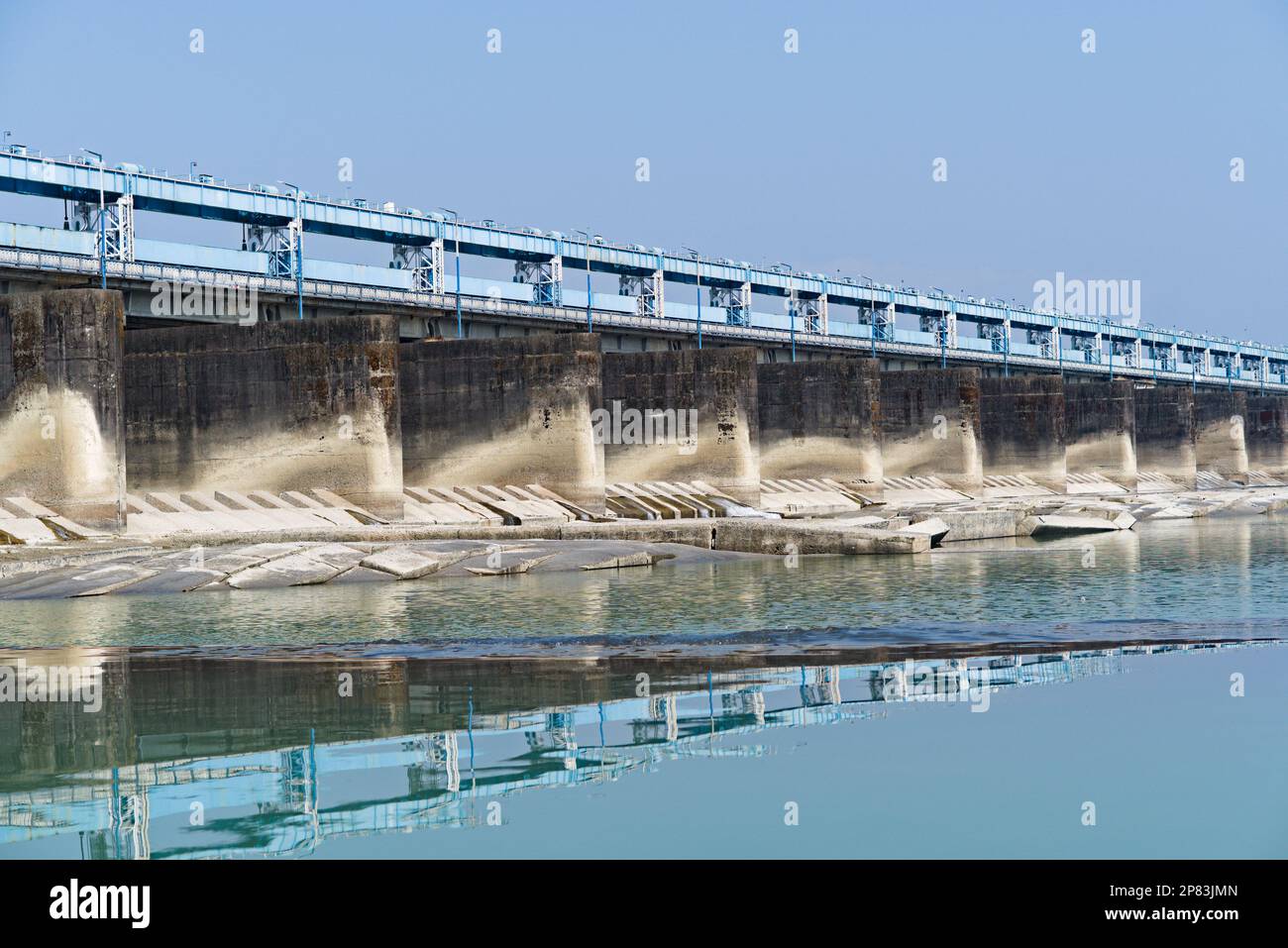 side view of river dam with road on top of the dam Stock Photo - Alamy