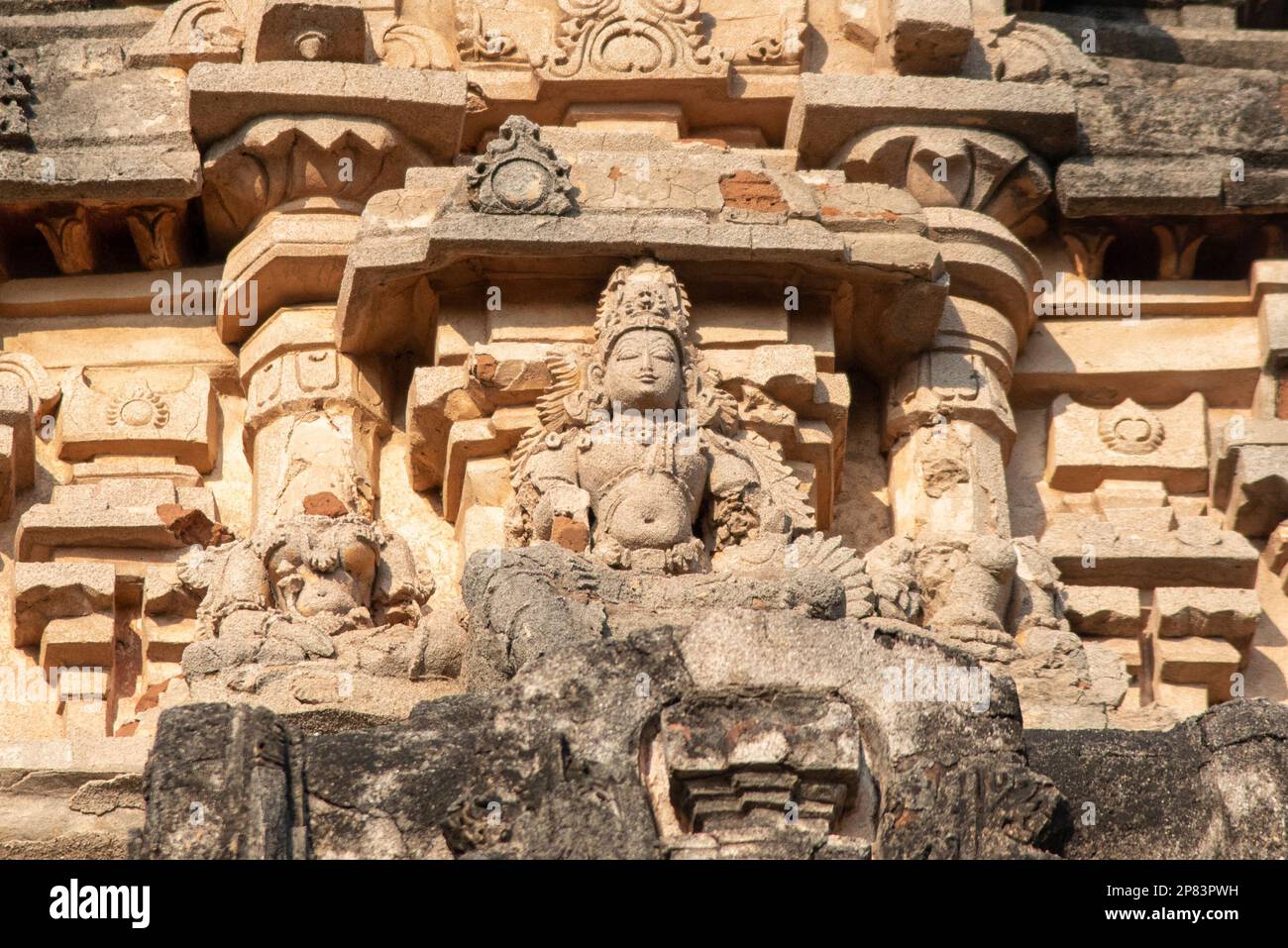 Beautifully carved images on the outer walls of Vijaya Vitthala Temple ...