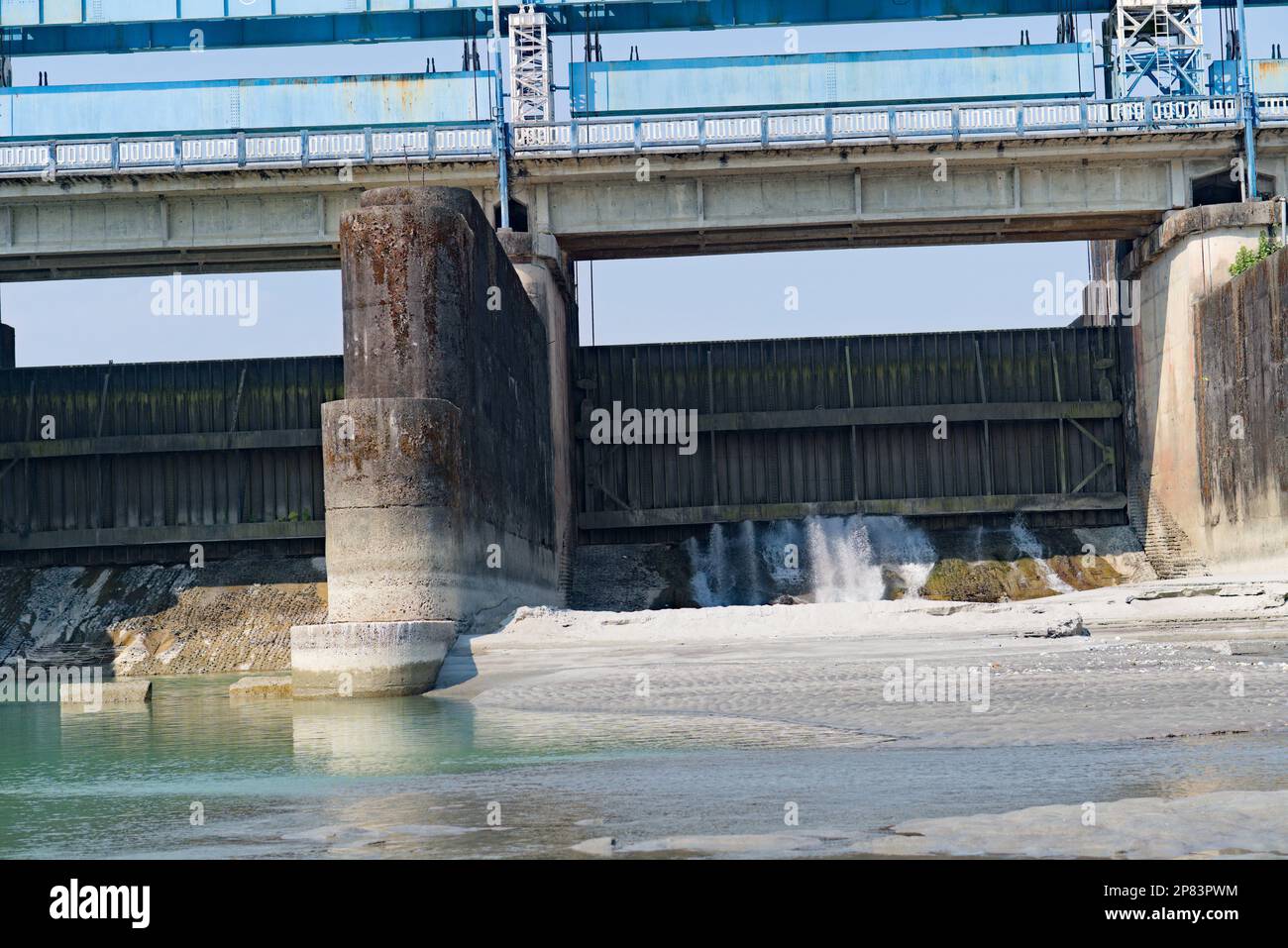 side view of river dam with road on top of the dam Stock Photo - Alamy