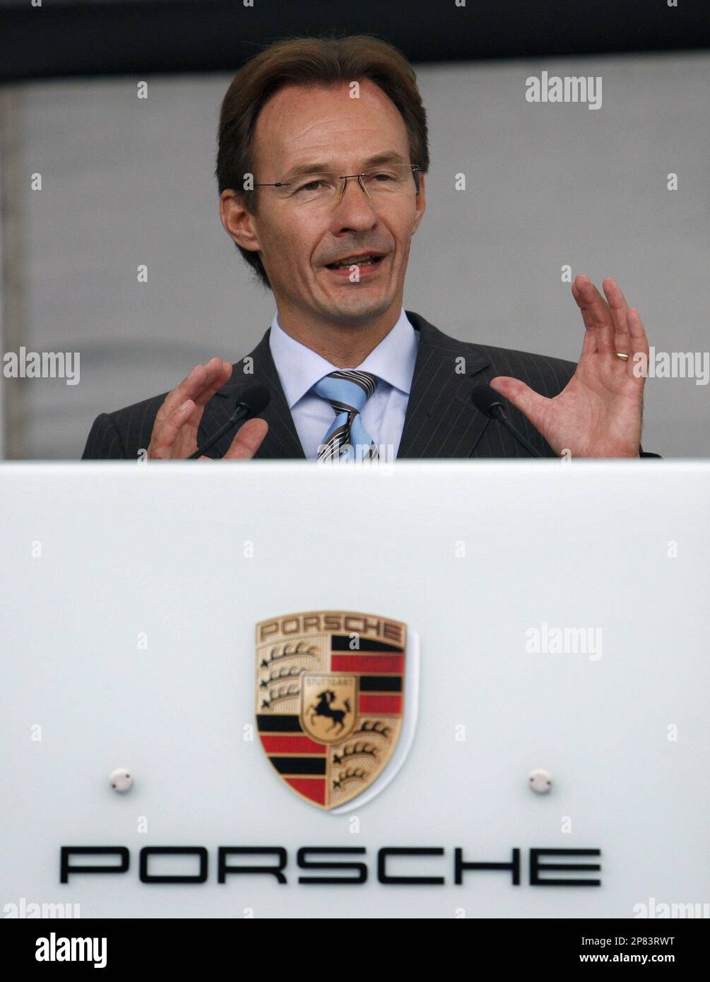 ARCHIV - Der neue Porsche Vorstandsvorsitzende Michael Macht spricht am ...