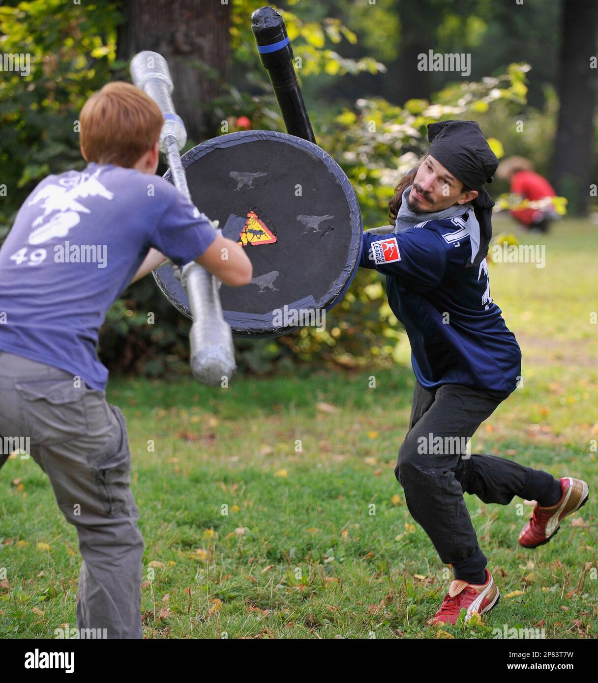 Ruben Wickenhaeuser, rechts, von den Falco Juggern versucht am Sonntag ...