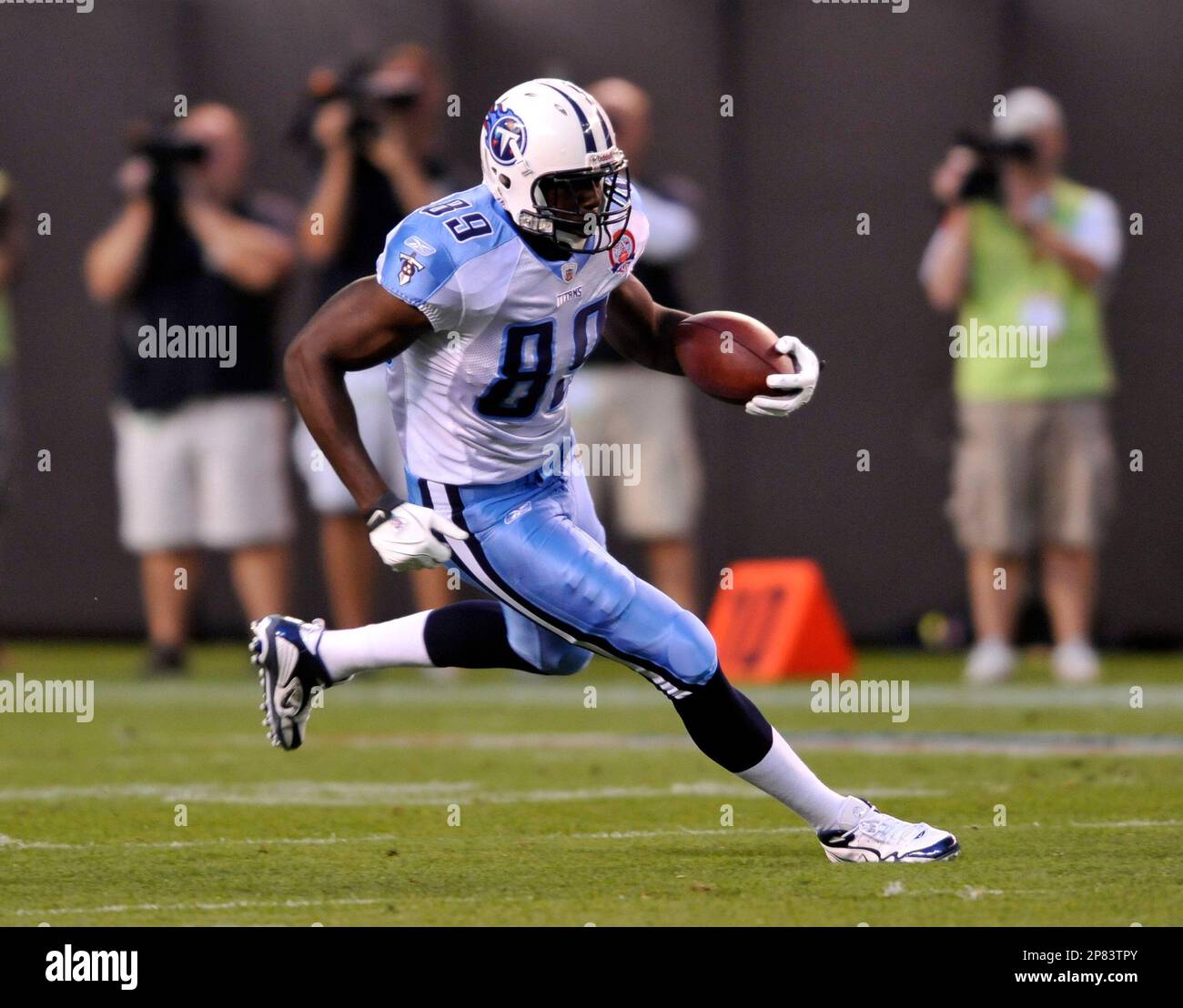FILE - In this Aug. 29, 2009 file photo, Tennessee Titans tight end ...