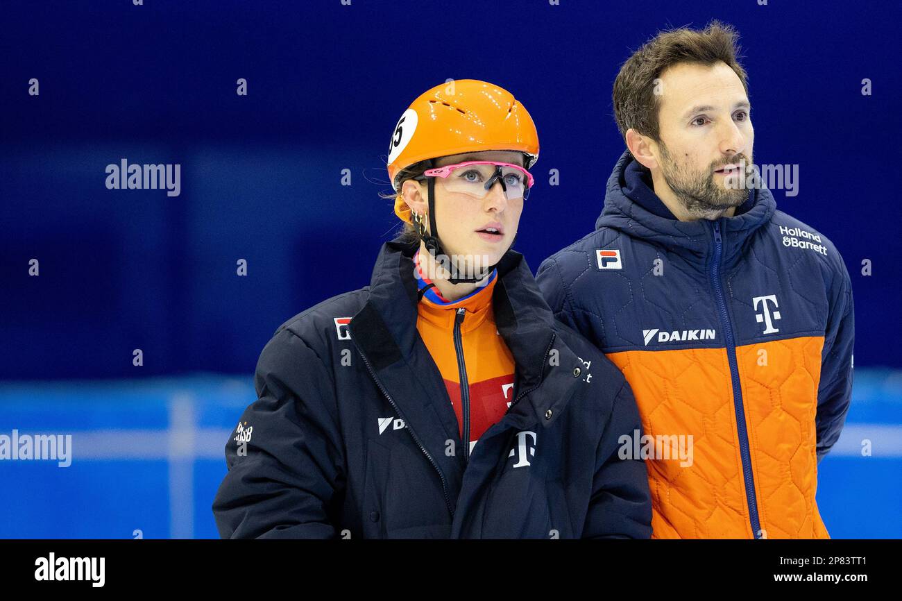 SEOUL - Suzanne Schulting (l) and coach Niels Kerstholt in action ...