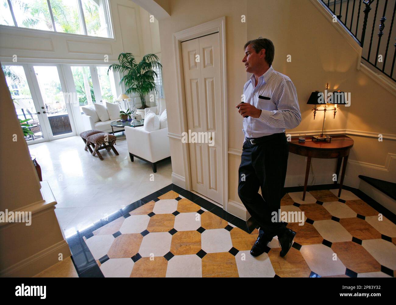 In this Aug. 26, 2009 photo, realtor Scott Patterson with Esslinger ...