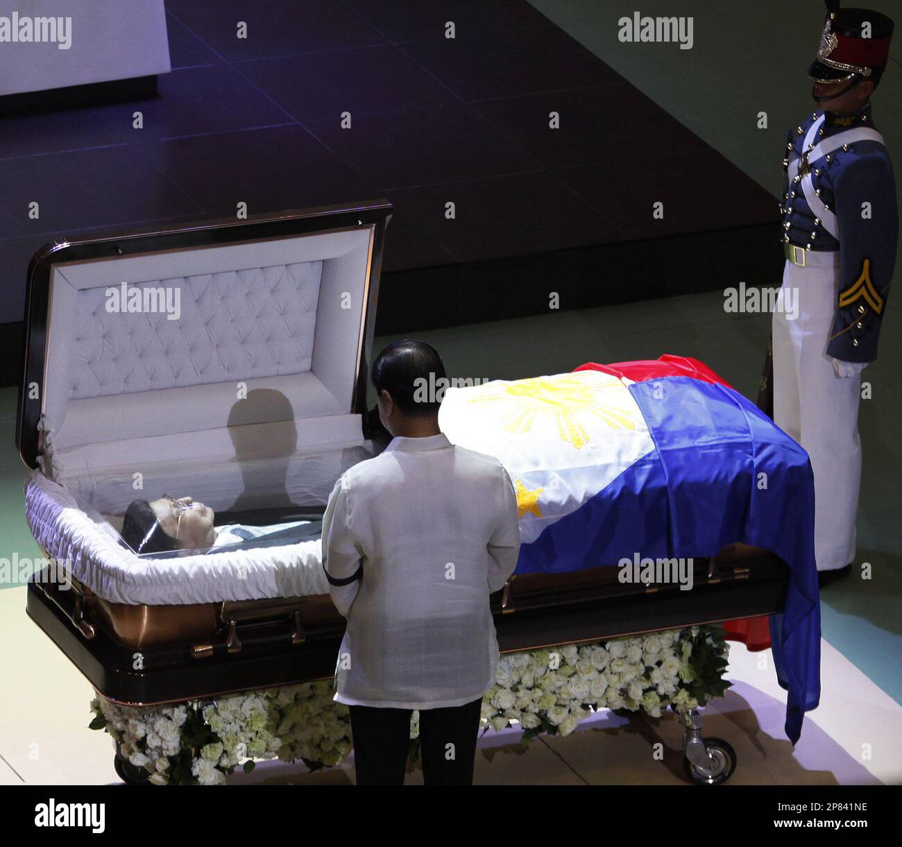 Philippine Vice President Noli De Castro views the body of Erano Manalo ...