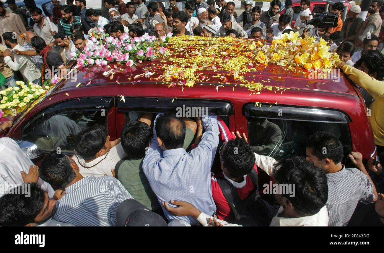 Kashmiris jostle to greet Jammu Kashmir Liberation Front Chairman ...