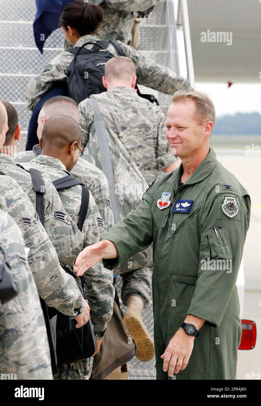 In this photo taken on Aug. 30, 2009, Col. Mark Kelly, right, commander ...