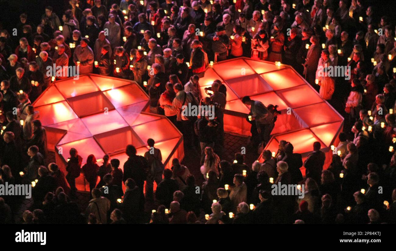 ARCHIV - Leipziger Buerger gedenken am 9. Okt. 2007, der friedlichen ...