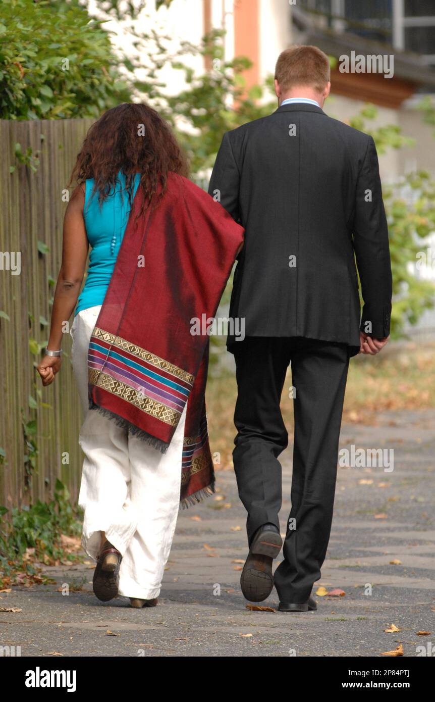 SPD-Spitzenkandidat Christoph Matschie, rechts, und seine Frau Mitslal ...