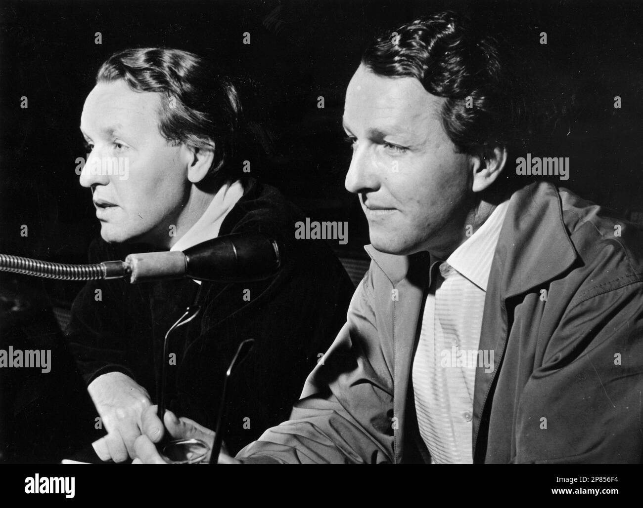 ARCHIV - Wolfgang Wagner, rechts, und sein Bruder Wieland verfolgen ...