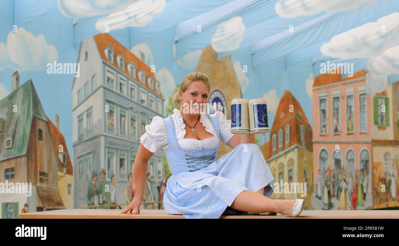Sandra Schuster posiert am Dienstag, 25. August 2009, in einem Zelt des ...