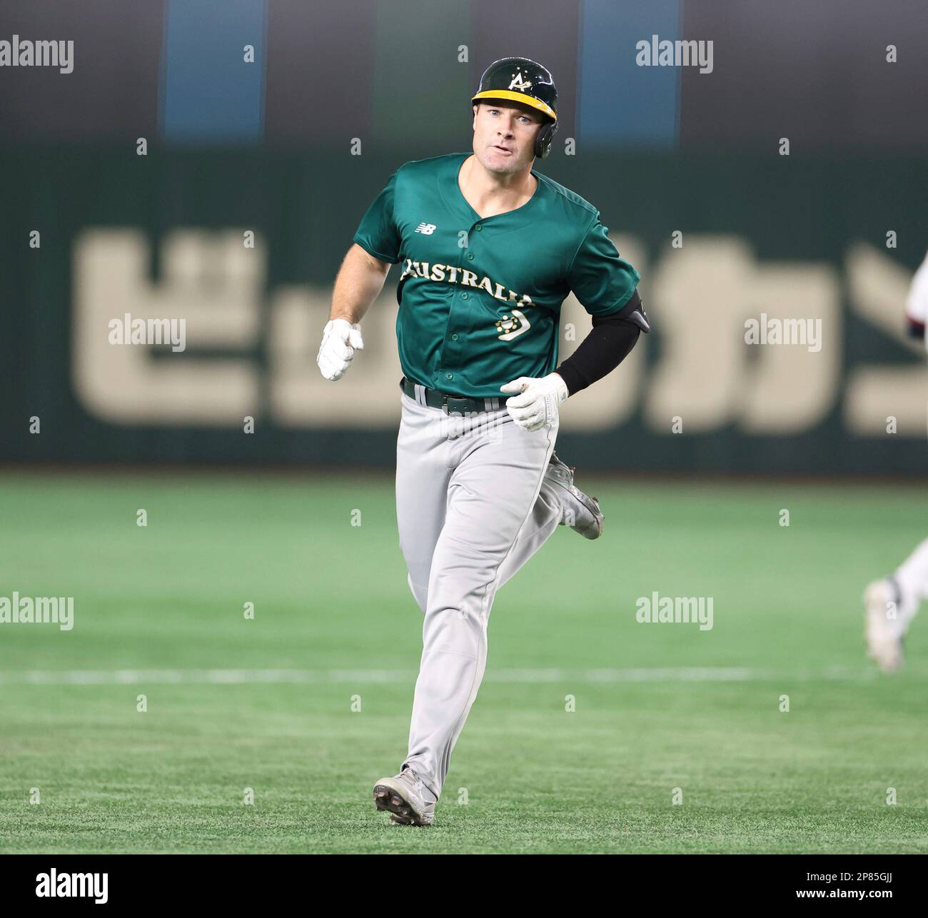 Australia's Tim Kennelly runs after hitting a homer in the 5th inning ...