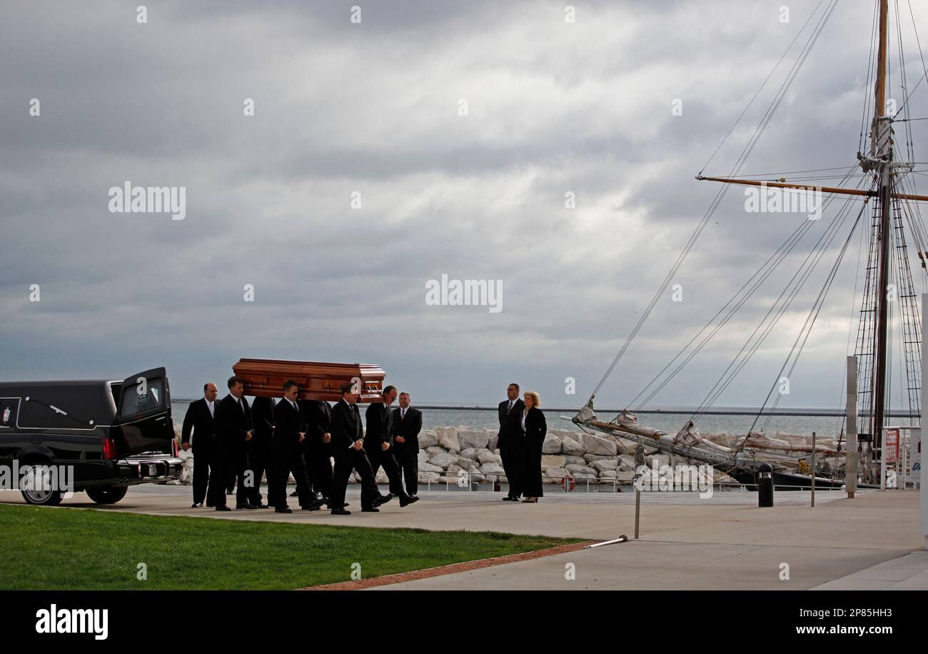 Pallbearers carry the casket of Les Paul's to his public memorial at ...