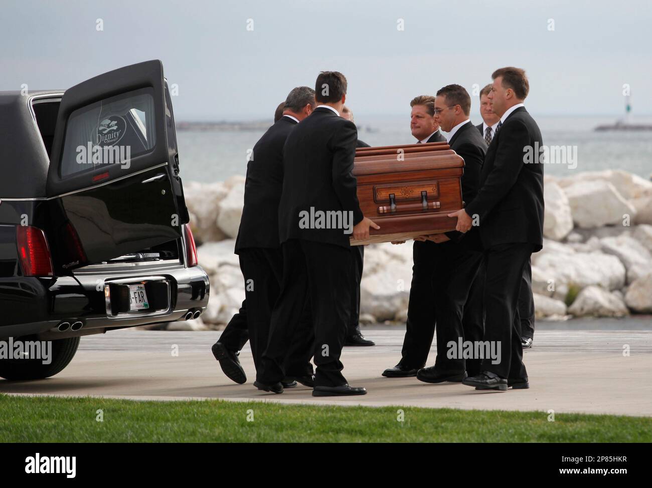 Pallbearers carry the casket of Les Paul to his public memorial at the ...