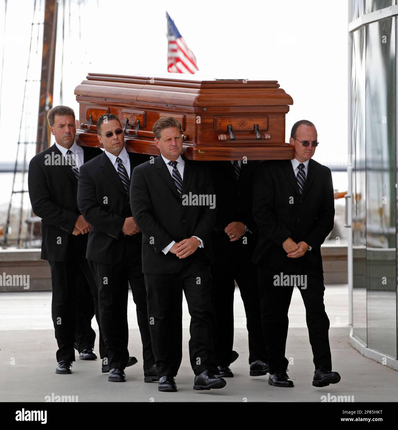 Pallbearers carry the casket of Les Paul's to his public memorial at ...