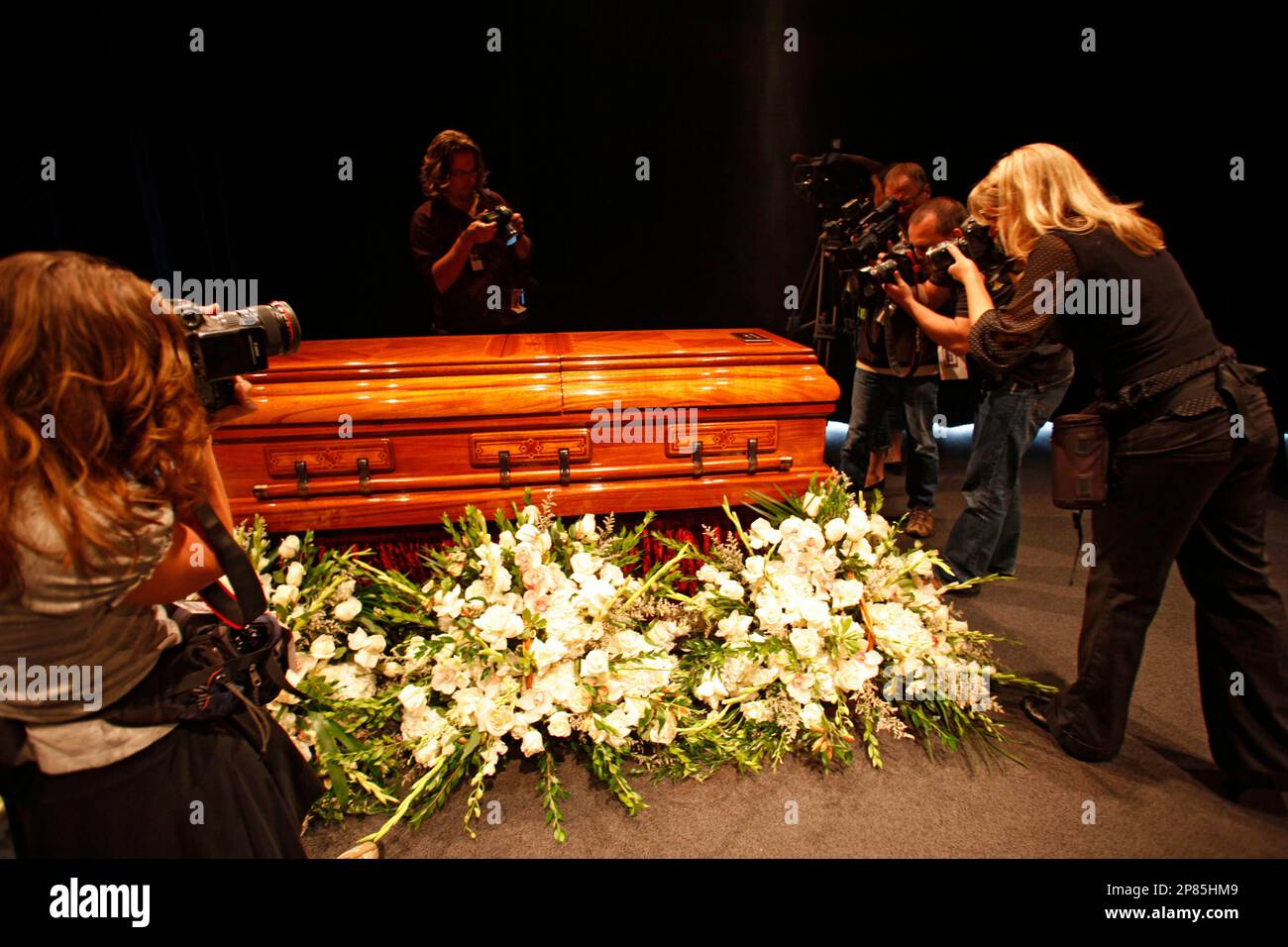 Photographers takes pictures of the casket of Les Paul during a public ...