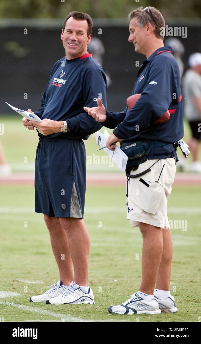 Houston Texans head coach Gary Kubiak, left, talks with staff member ...