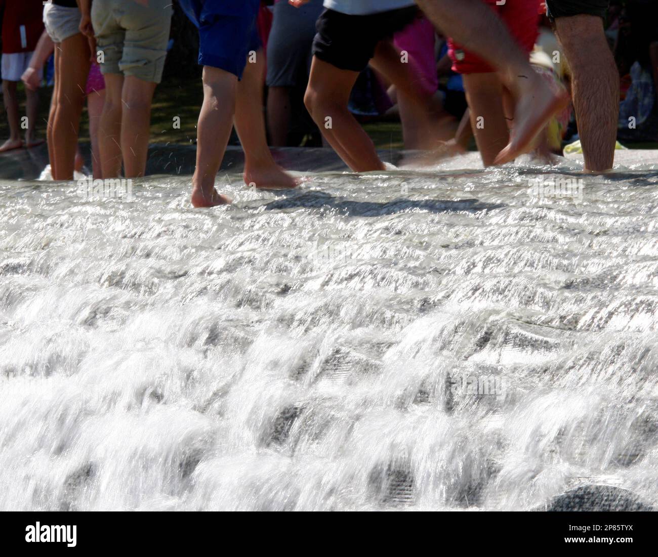 People wet their feet in the Princess Diana Memorial fountain, in Hyde ...