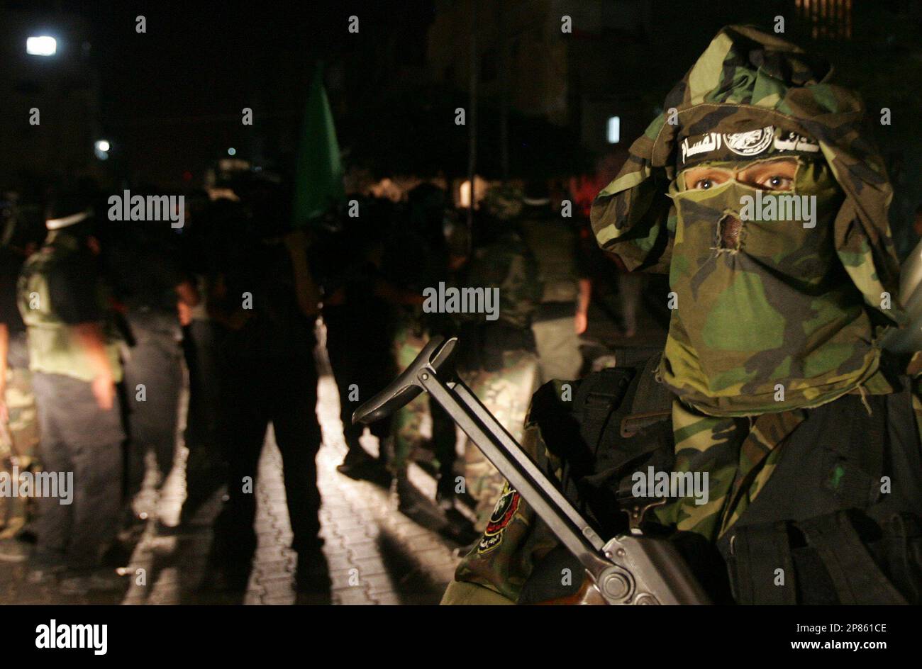 Palestinian militants of Hamas march in Rafah, southern Gaza Strip ...
