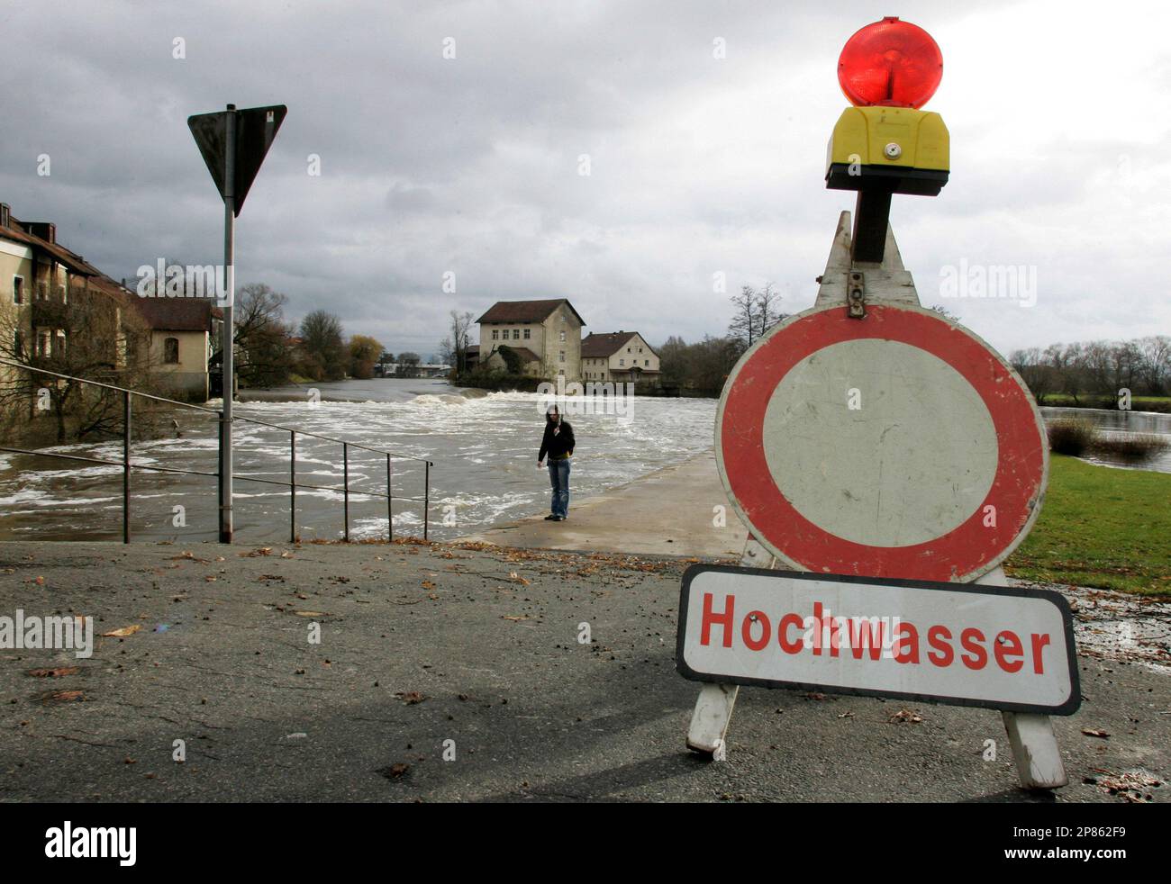 ARCHIV - Ein Hochwasser-Warnschild steht am 12. November 2007 in ...