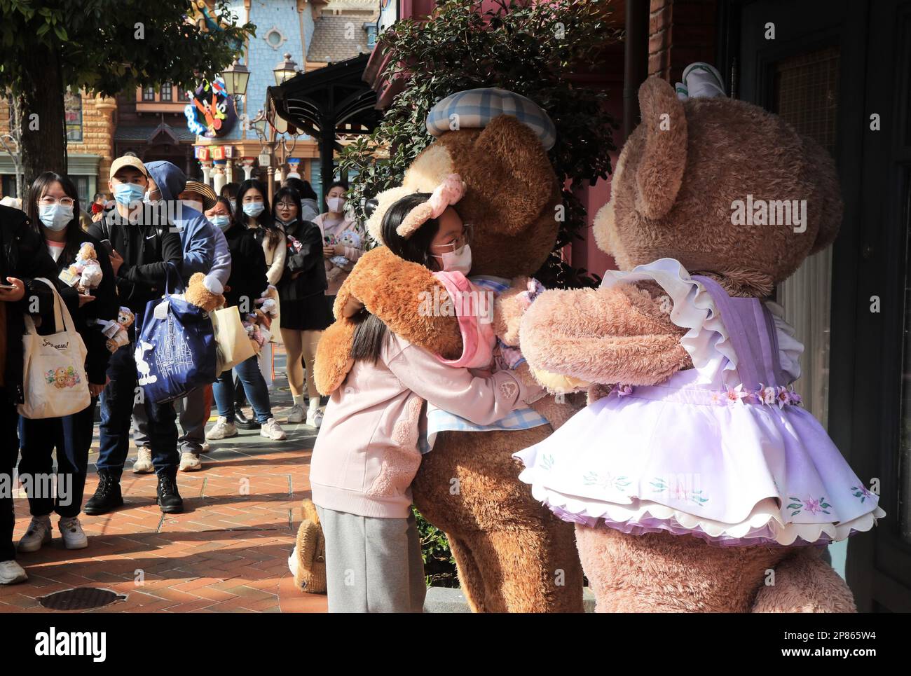 **CHINESE MAINLAND, HONG KONG, MACAU AND TAIWAN OUT** Tourist interact ...