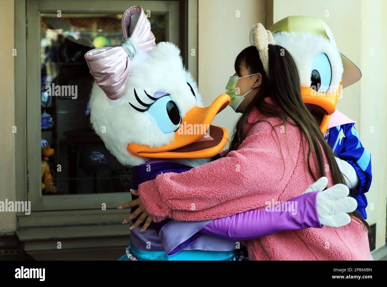 **CHINESE MAINLAND, HONG KONG, MACAU AND TAIWAN OUT** Tourist interact ...