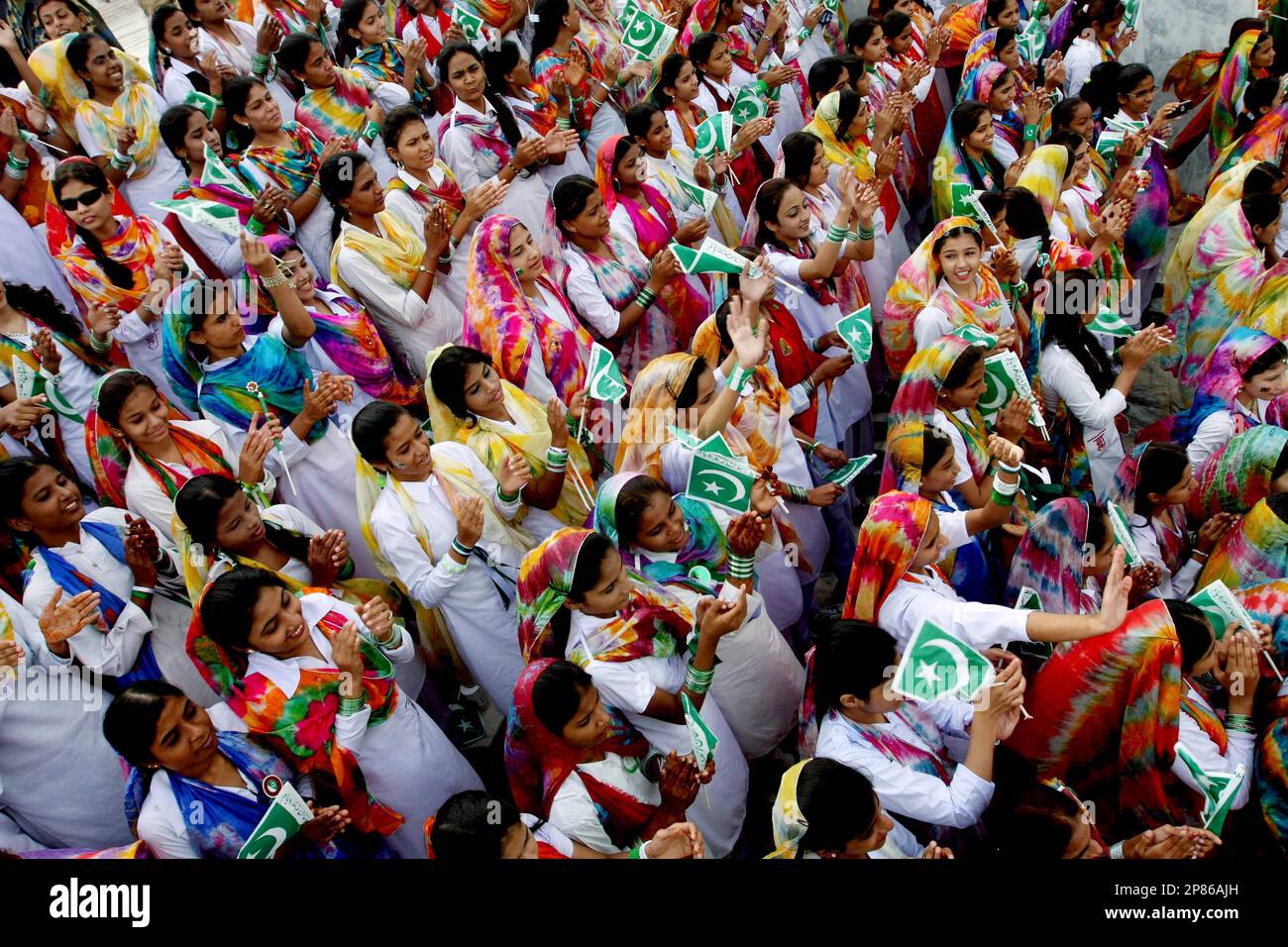 Pakistani girls celebrate Pakistan's Independence Day in Karachi ...