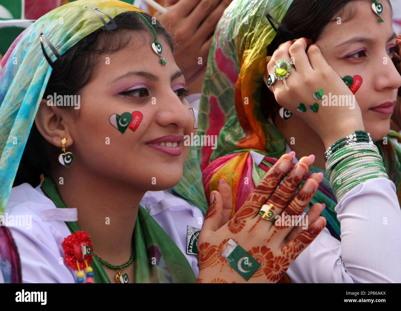 Pakistani girls celebrate Pakistan's Independence Day in Karachi ...