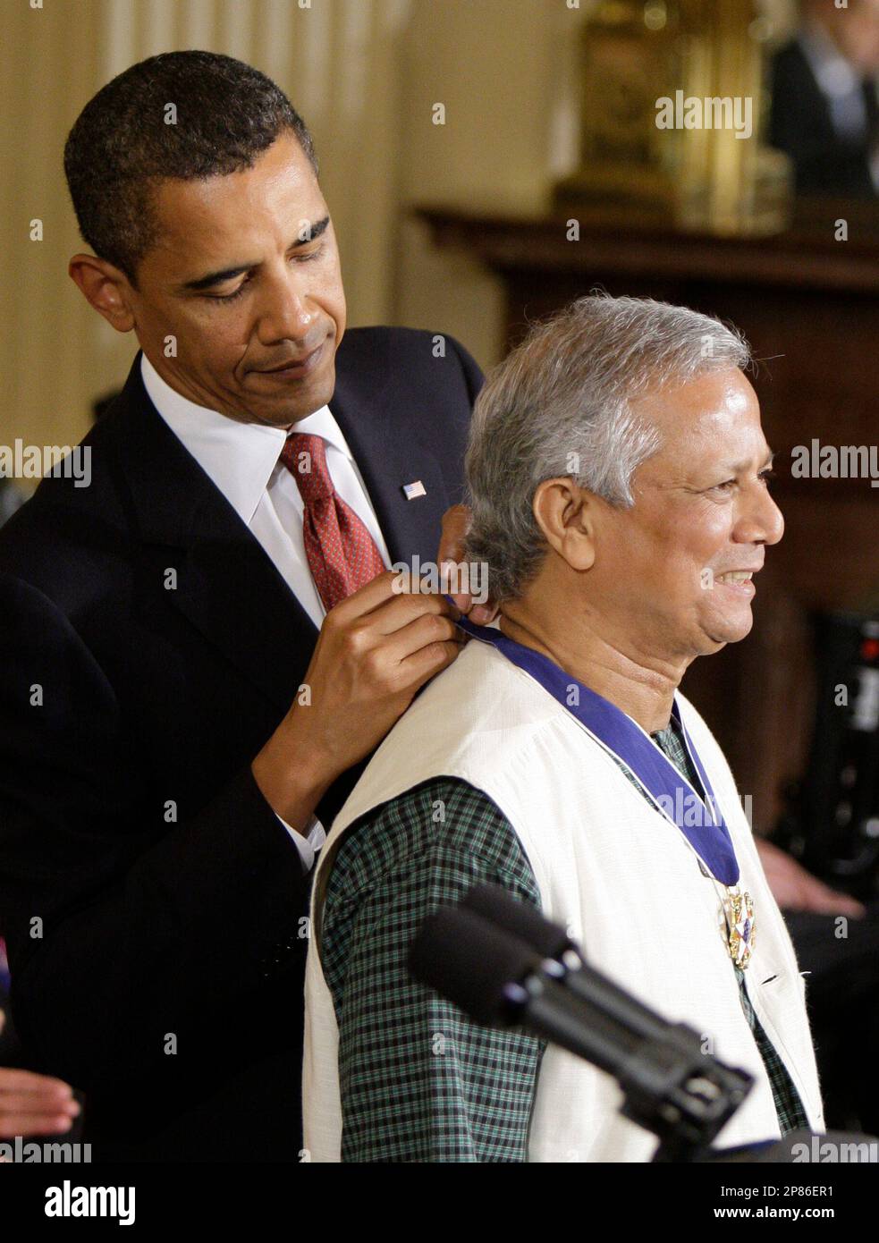 President Barack Obama places a 2009 Presidential Medal of Freedom ...