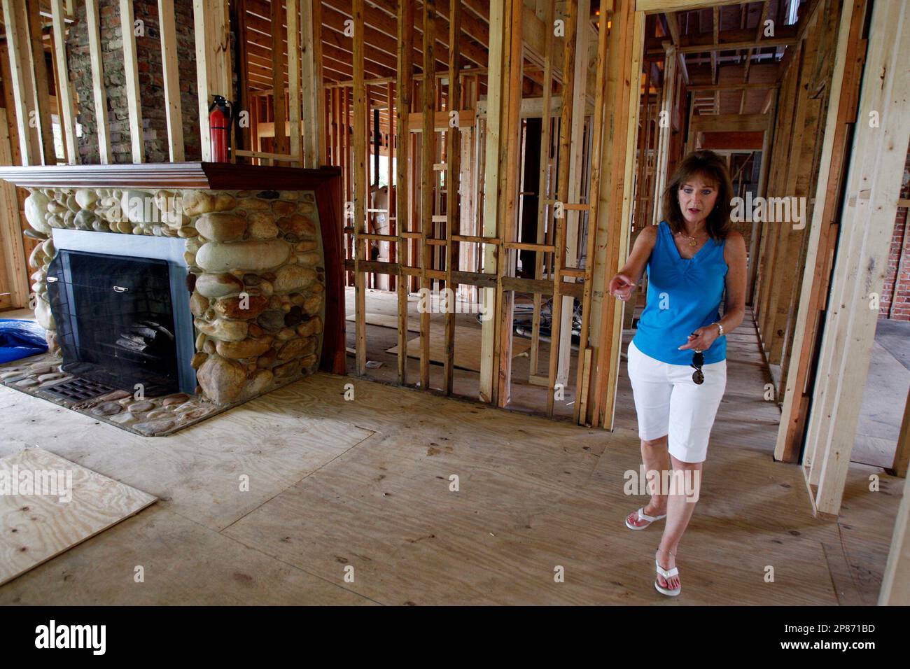 In this Thursday, July 30, 2009 photo, Donna Meade Dean, wife of Jimmy ...