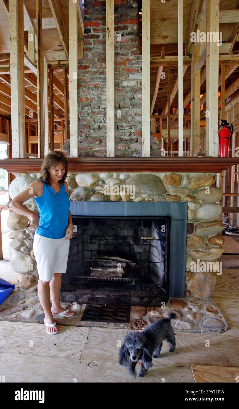 In this Thursday, July 30, 2009 photo, Donna Meade Dean, wife of Jimmy ...