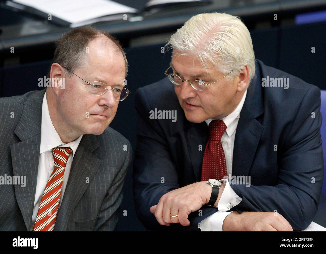 ARCHIV - Bundesfinanzminister Peer Steinbrueck, links, und Bundesaussenminister Frank-Walter ...