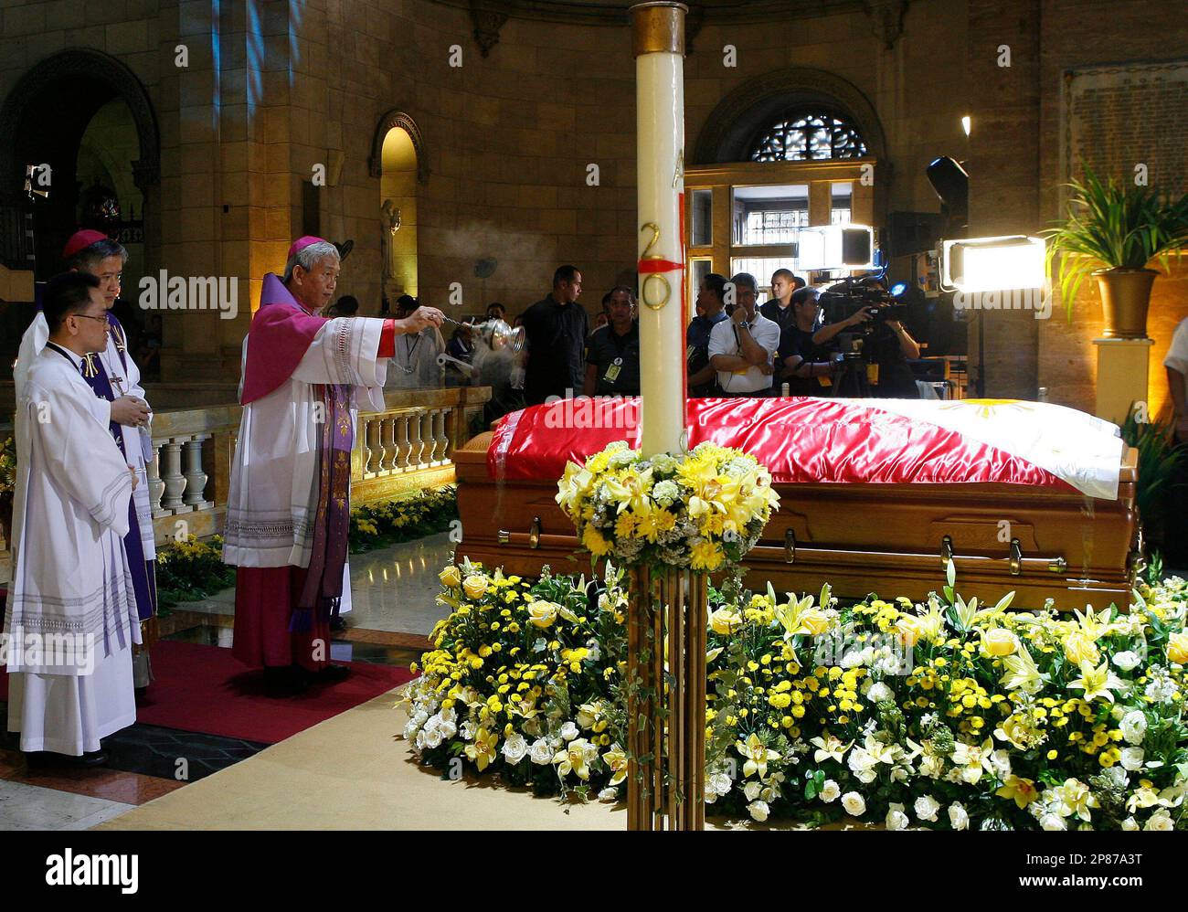Bishop Roderick Pabillo blesses the remains of the late former ...