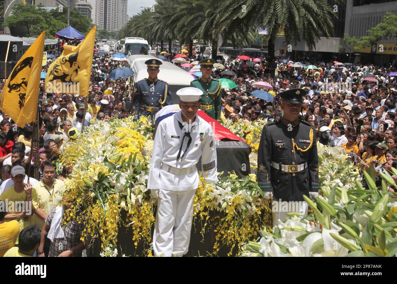 The funeral motorcade for former Philippine President Corazon Aquino ...