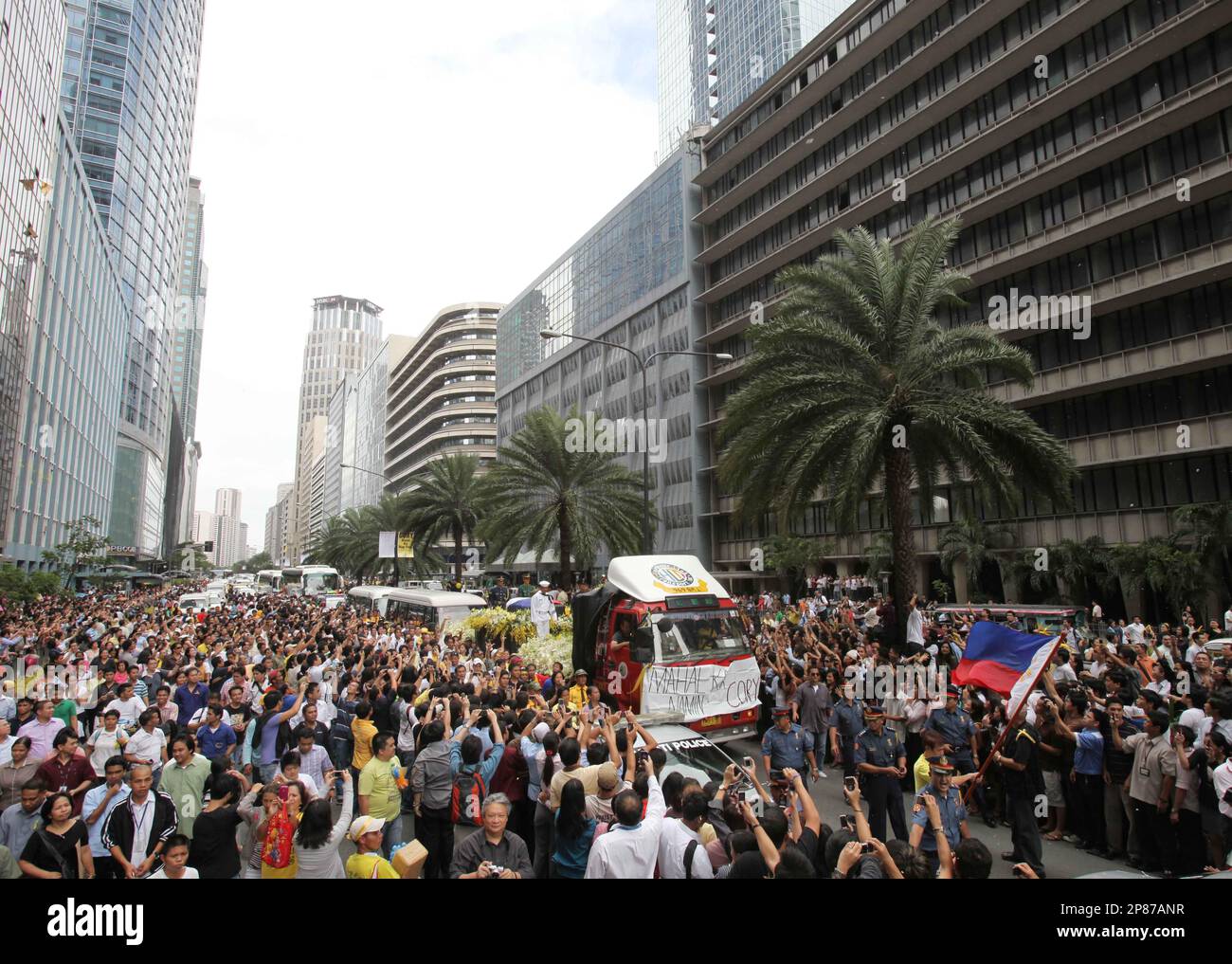 The funeral motorcade for former Philippine President Corazon Aquino ...