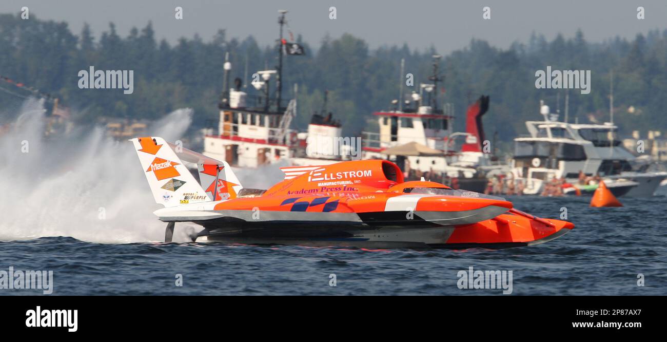 Dave Villwock in the Ellstrom's Elam Plus hydroplane speeds to victory ...