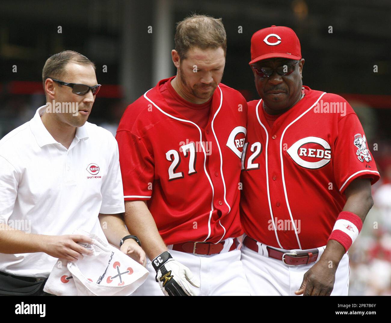 Cincinnati Reds' Scott Rolen, center, walks off the field with manager ...