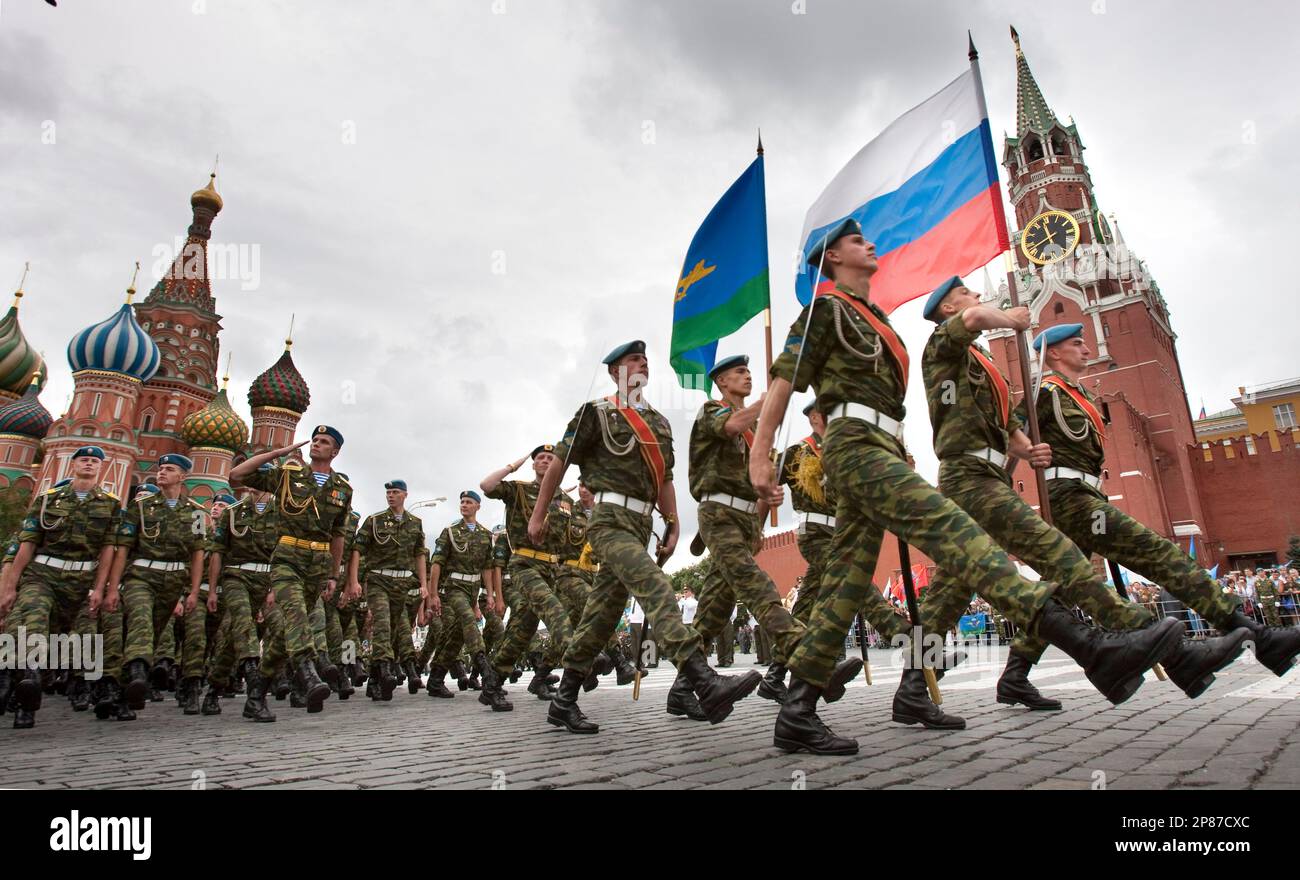 Russian paratroopers march with Russian national and a paratrooper's ...