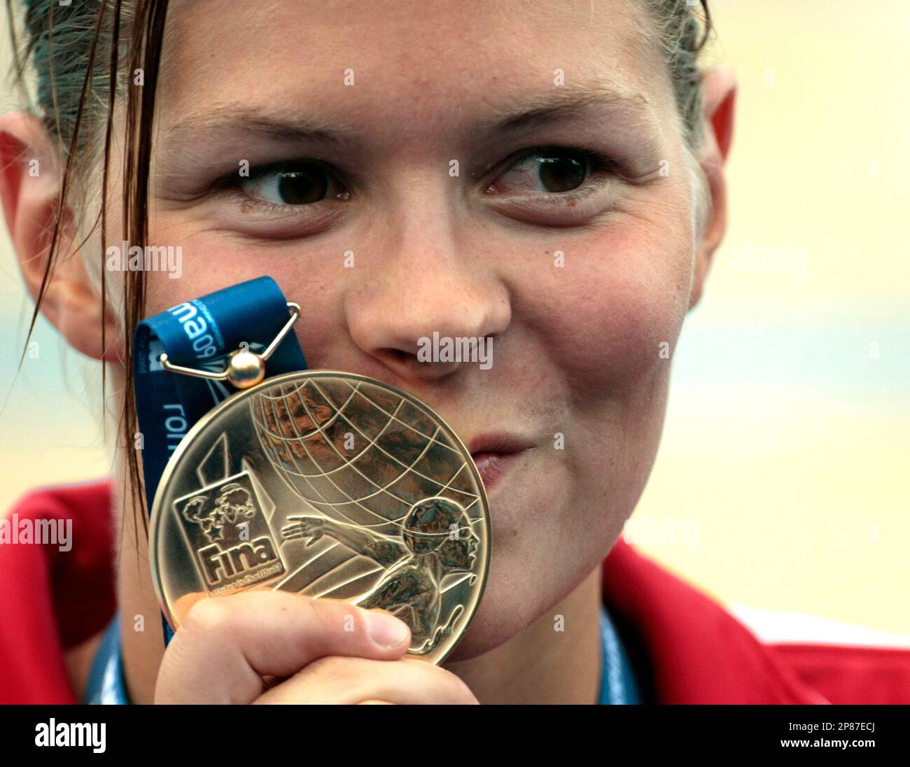 Denmark's Lotte Friis shows the gold medal of the Women's 800m ...