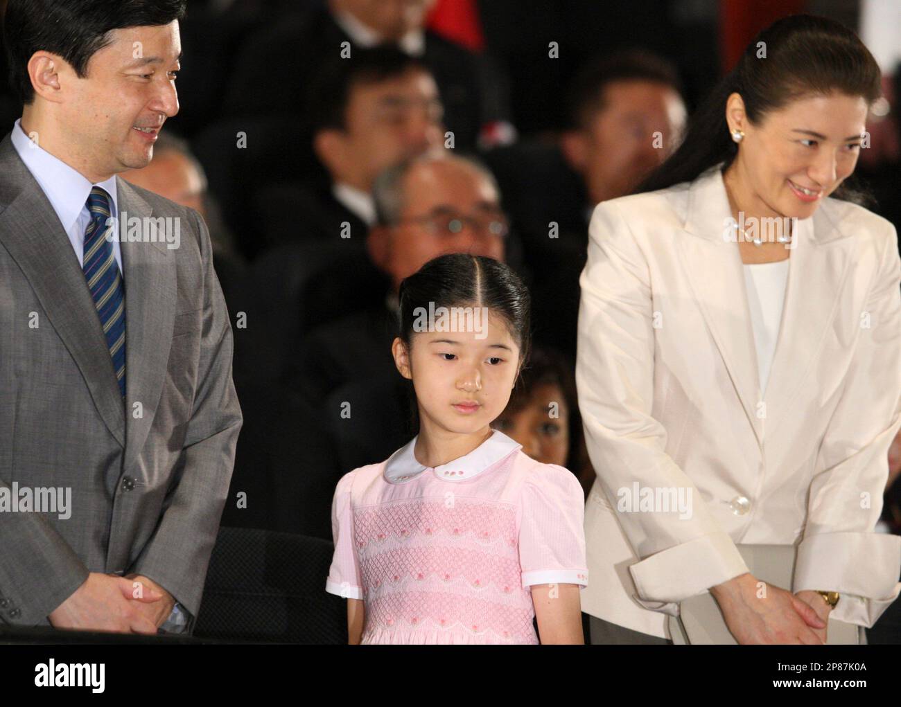 Flanked by her parents, Crown Prince Naruhito, left, and Crown Princess ...