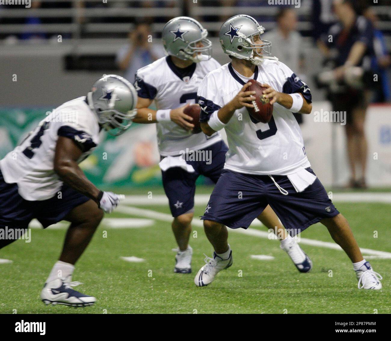 Dallas Cowboys quarterbacks Tony Romo, right, and Jon Kitna, center ...