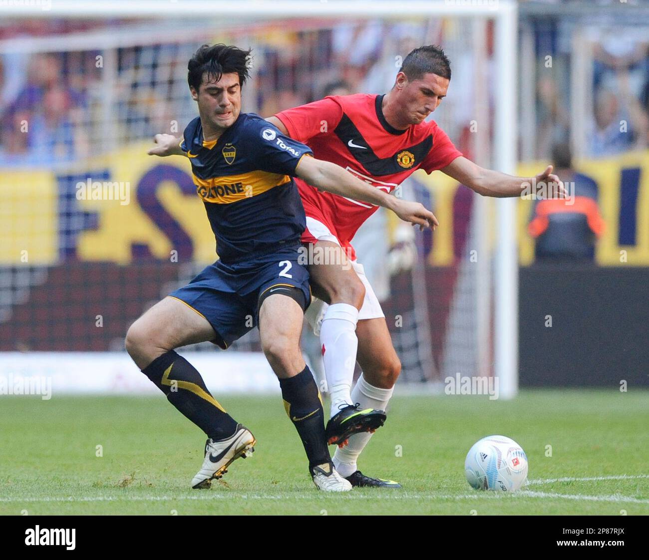 Manchester' player Ryan Giggs, right, and Boca Junior's player Caceres ...