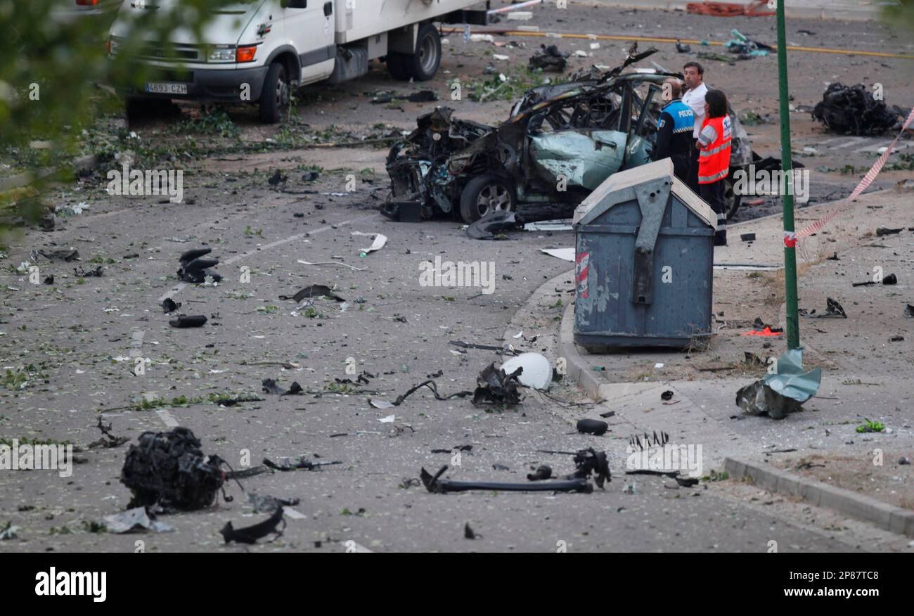 ** CORRECTS DATE TO WEDNESDAY, JULY 29, 2009 ** Police officers and ...