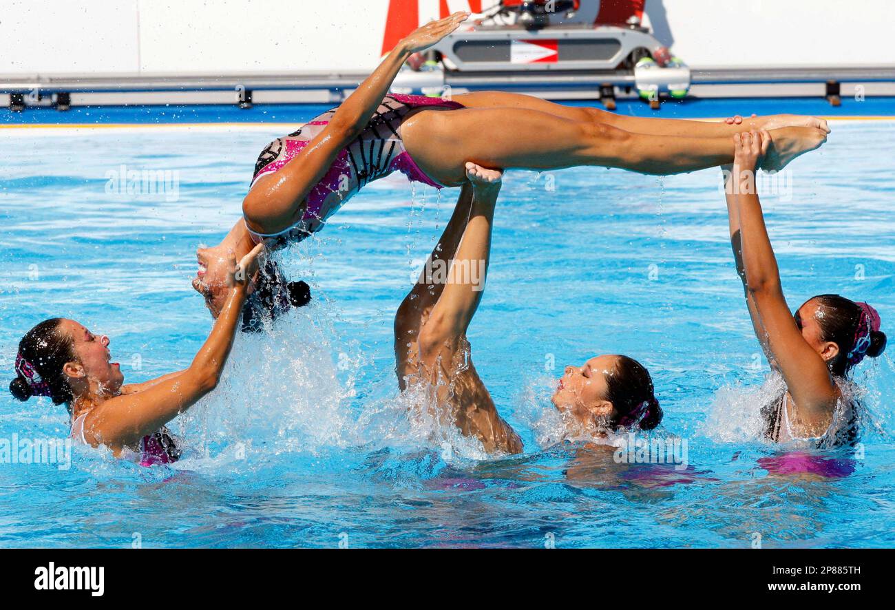 The Mexican team performs during the team free event of the ...