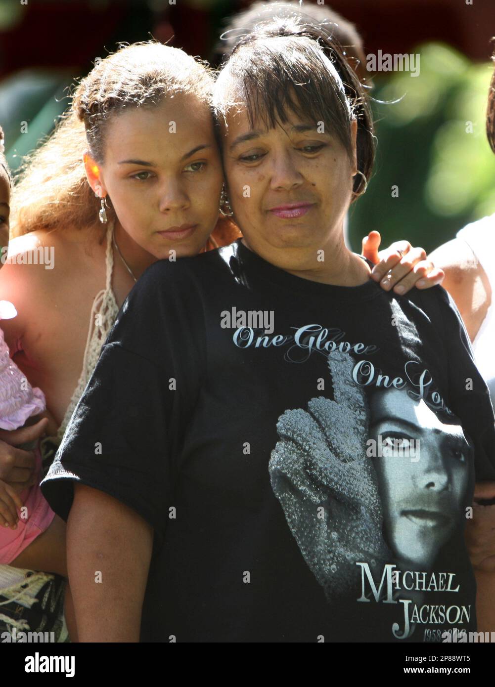 Michael Jackson fans Karen Tate, left, and Lisy Henderson watch as a ...