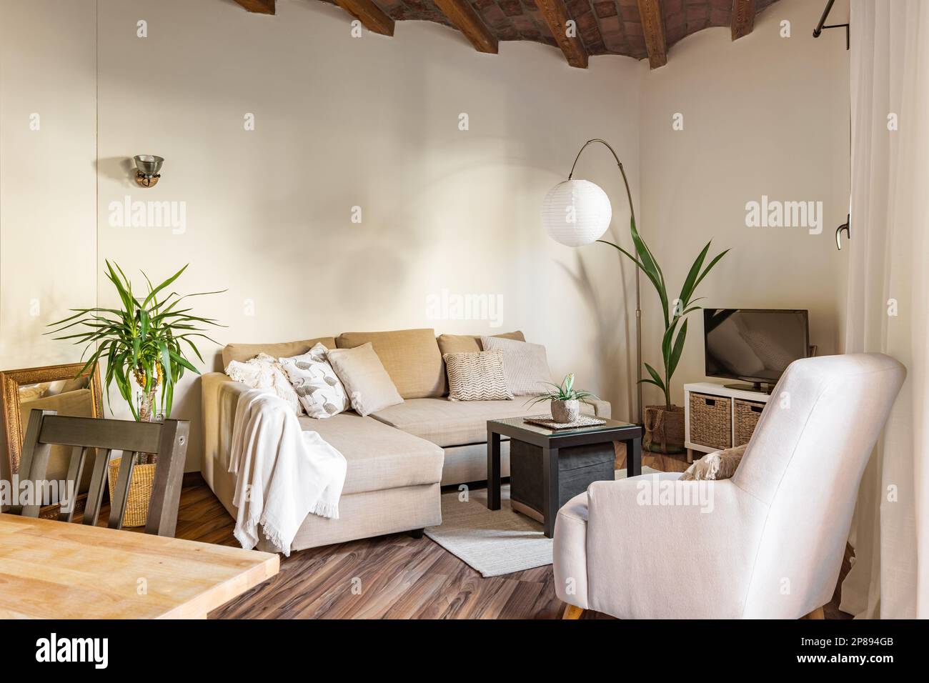 Cozy little living room in an eclectic style with wooden beams and red ...