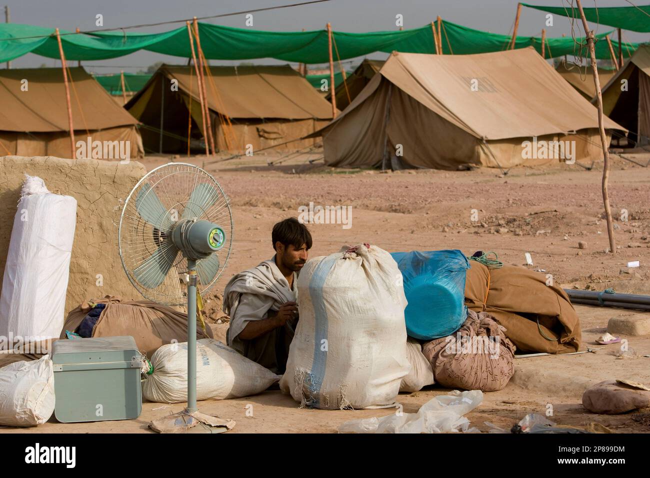 Pakistani displaced man pack his belongings as he prepared to return to ...