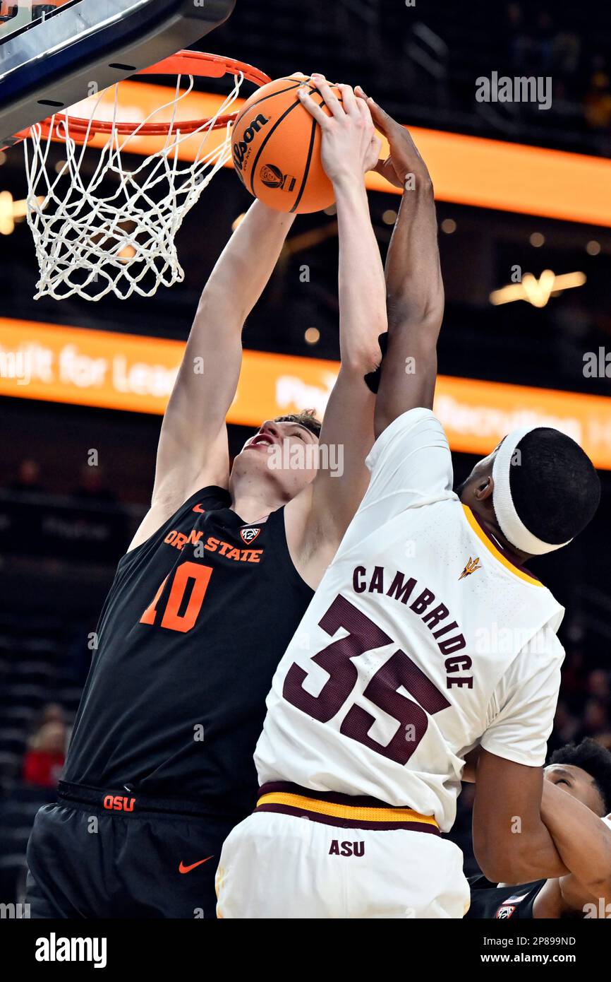 Oregon State forward Tyler Bilodeau (10) and Arizona State guard Devan ...