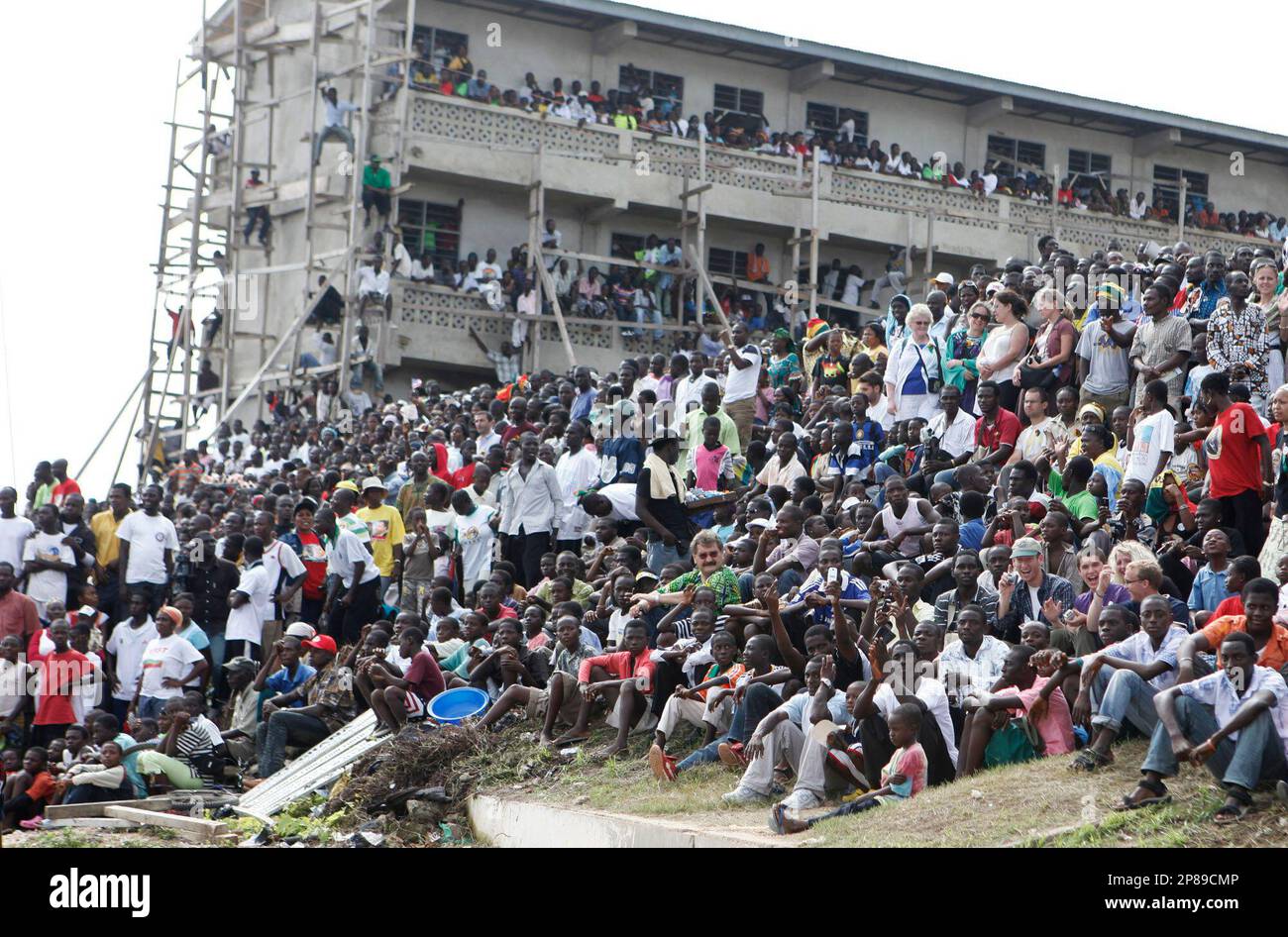 A crowd forms as President Barack Obama, first lady Michelle Obama and ...