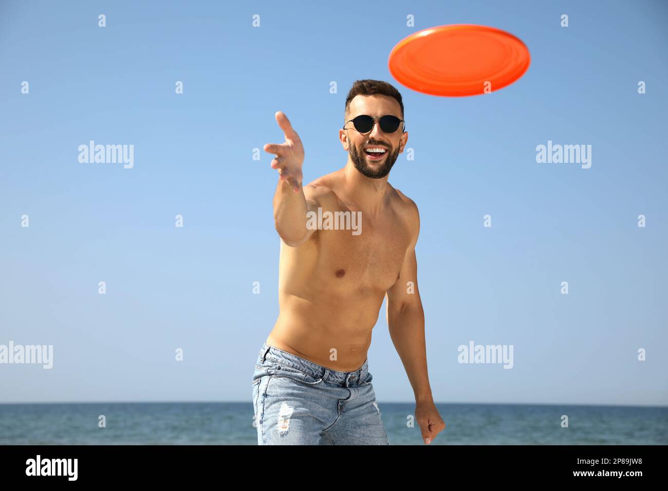 Man throwing frisbee beach hi-res stock photography and images - Alamy